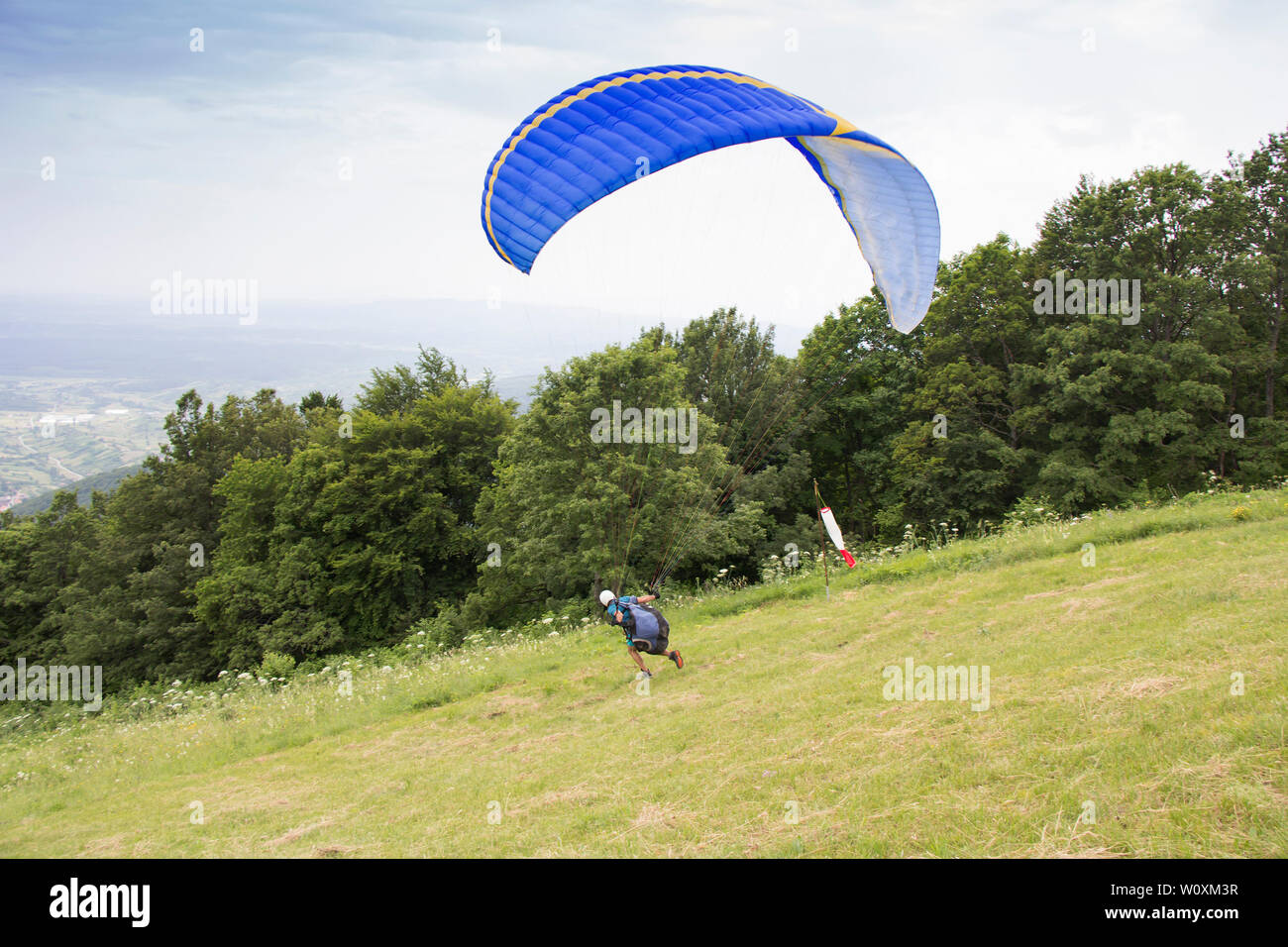 Parachute take off hi-res stock photography and images - Alamy