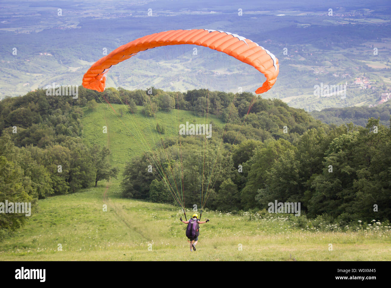 Hang glider blue take off hi-res stock photography and images - Alamy