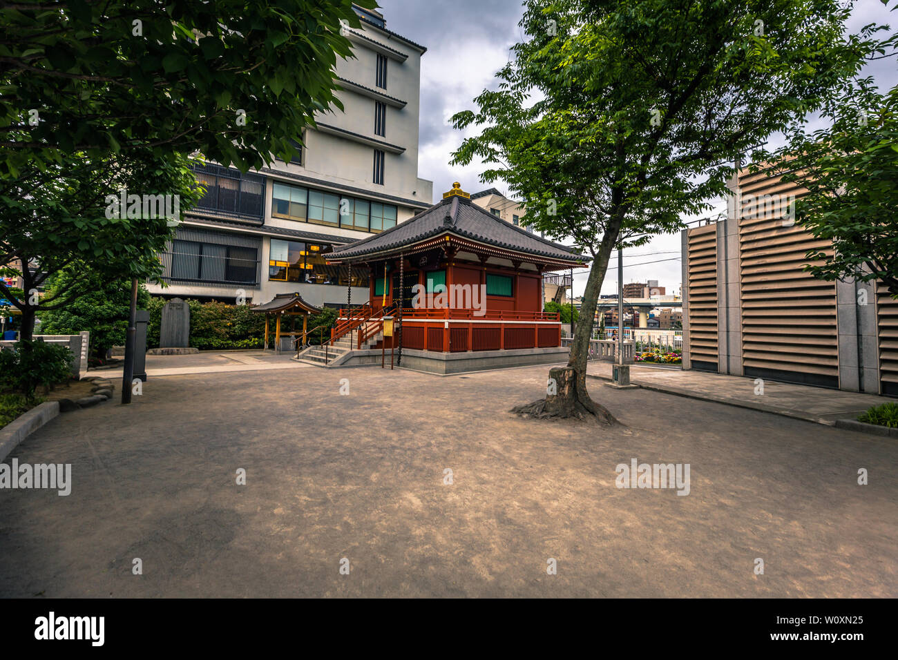 Tokyo temple hi-res stock photography and images - Alamy