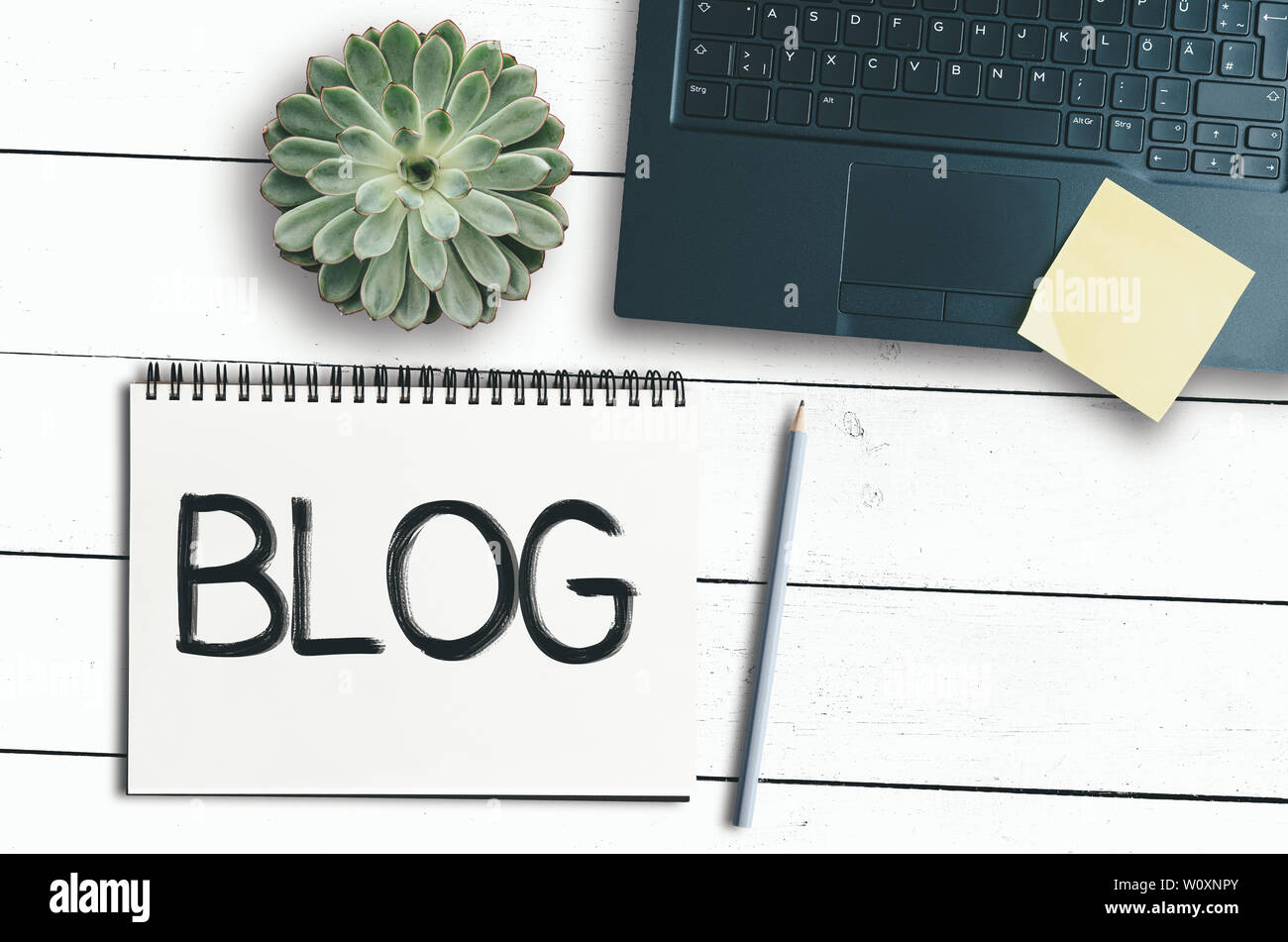 Writer at desk hi-res stock photography and images - Alamy