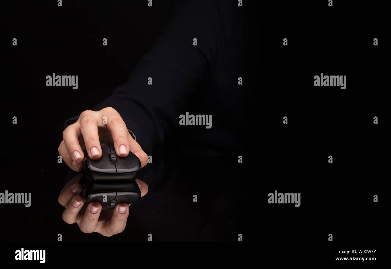 Hand using wireless mouse in a dark environment Stock Photo - Alamy