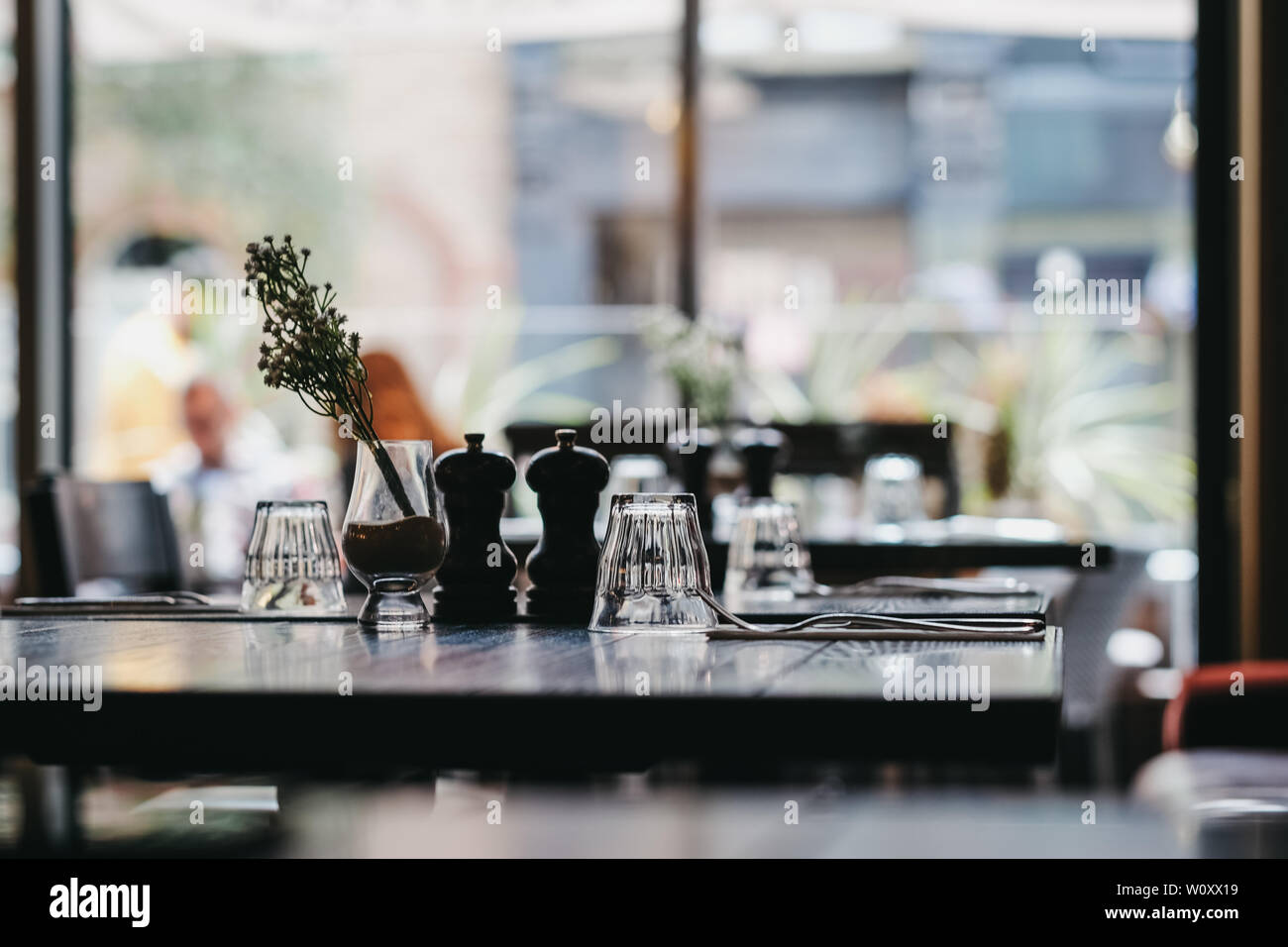 Setting tables hi-res stock photography and images - Alamy