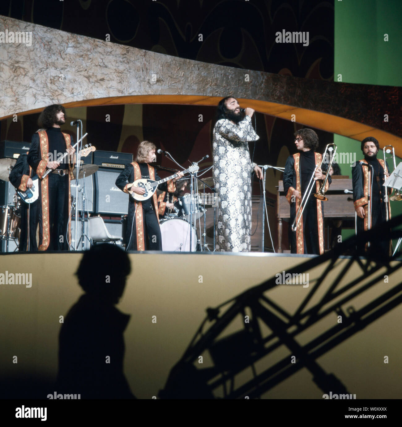 Auftritt des griechischen Sängers Demis Roussos, ca. 1976. Performance ...
