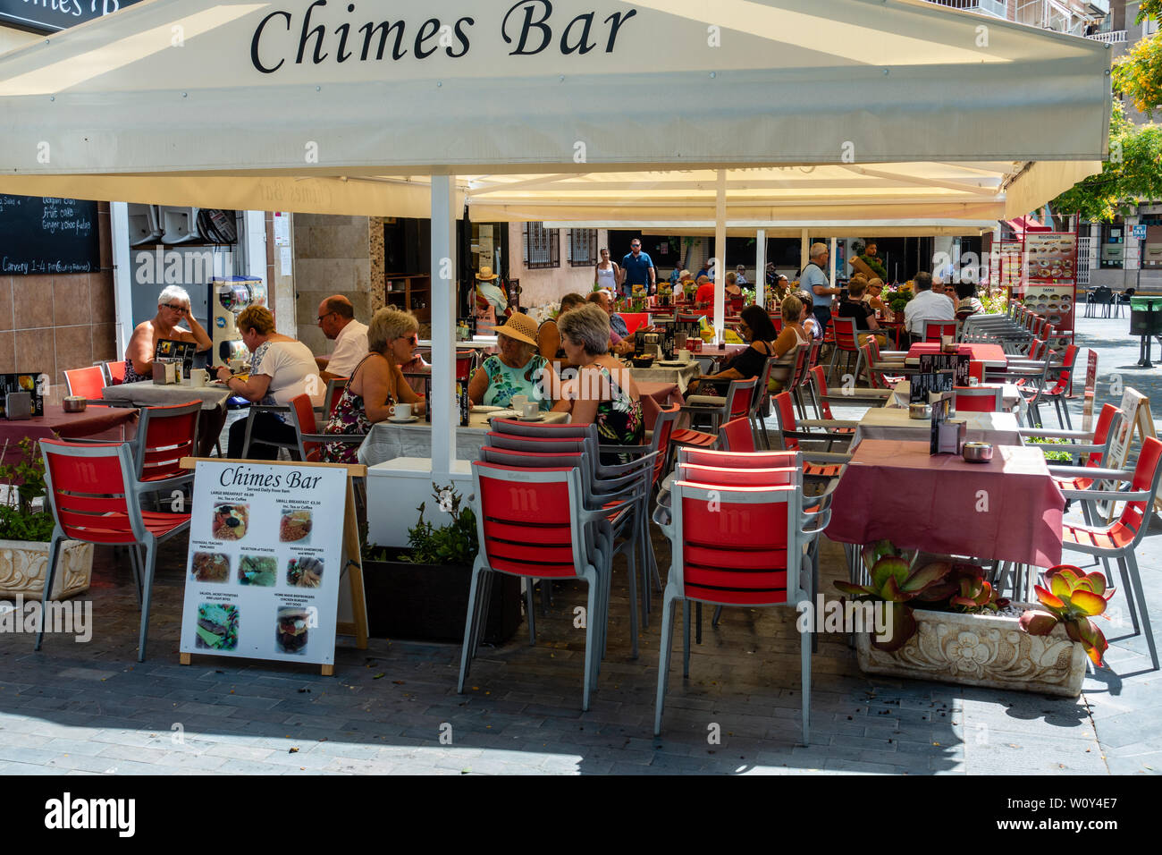 People eating and drinking at Bar Stock Photo - Alamy