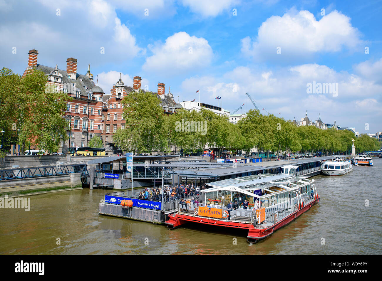 Thames transportation hi-res stock photography and images - Alamy
