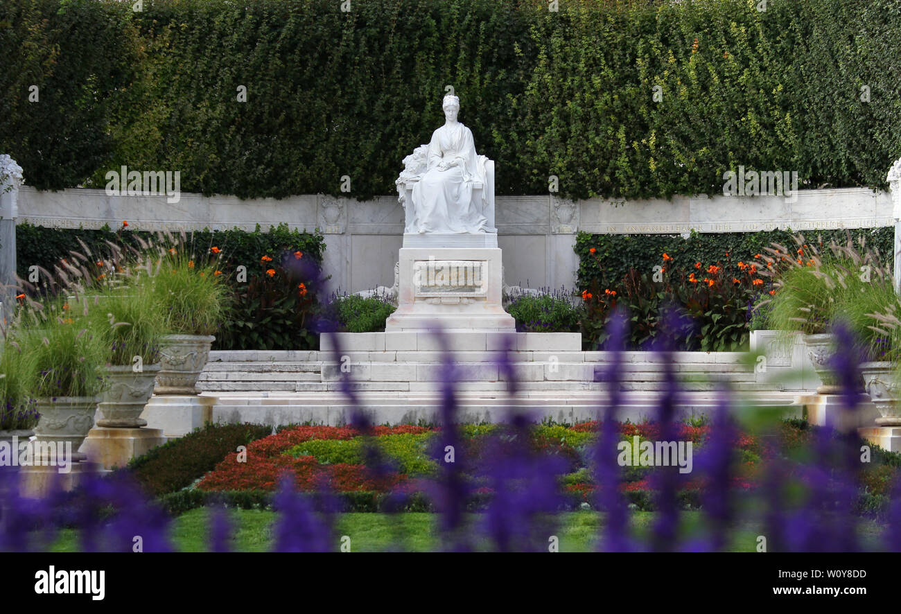 Statue of empress Elisabeth of Austria also called Sisi in Vienna Stock ...