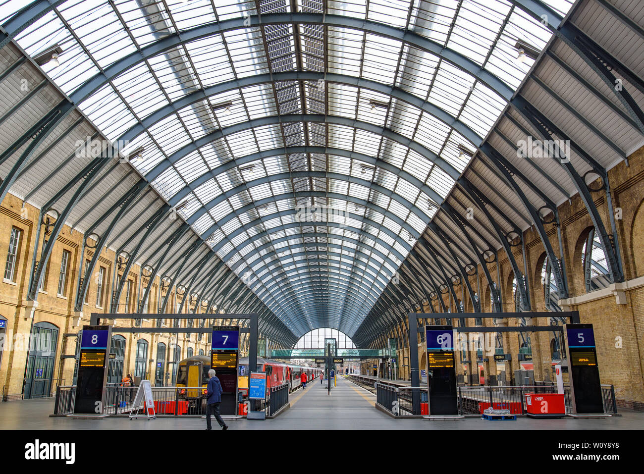 Platform london kings cross hi-res stock photography and images - Alamy