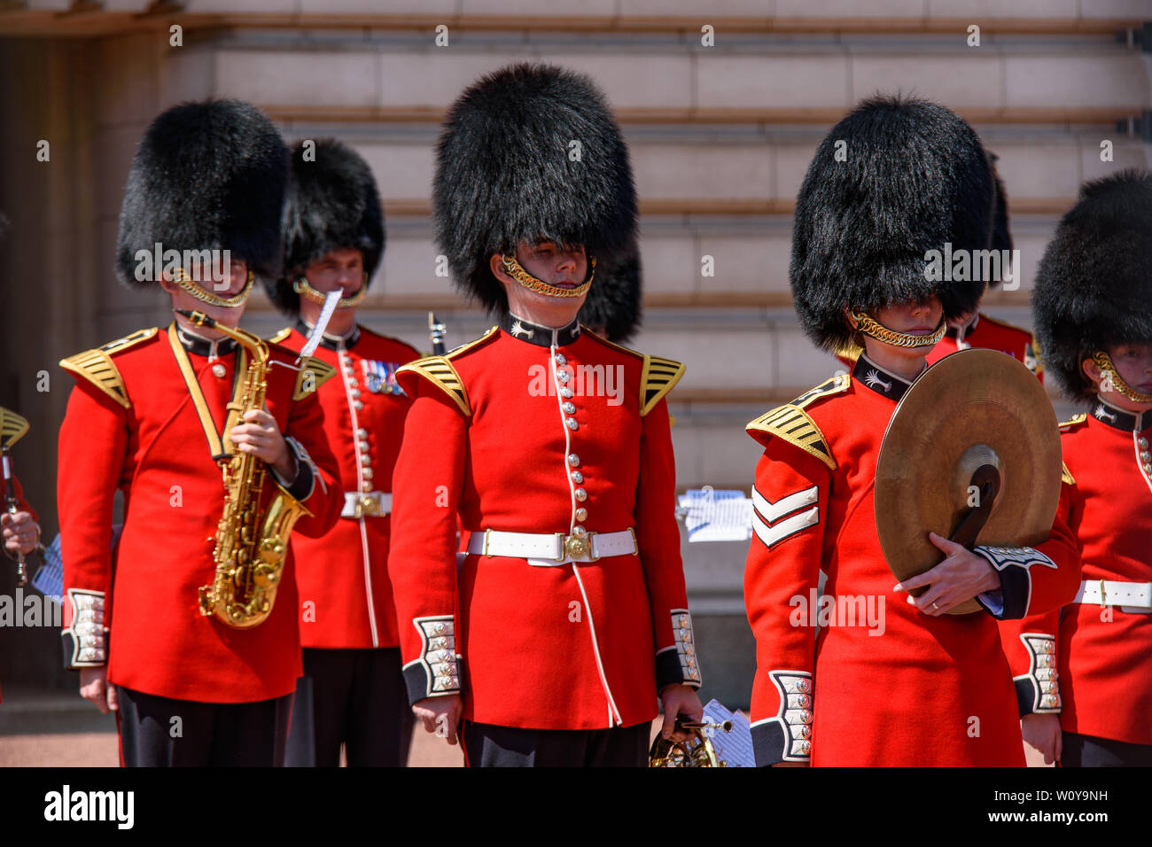 Buckingham palace guard tourist hi-res stock photography and images - Alamy