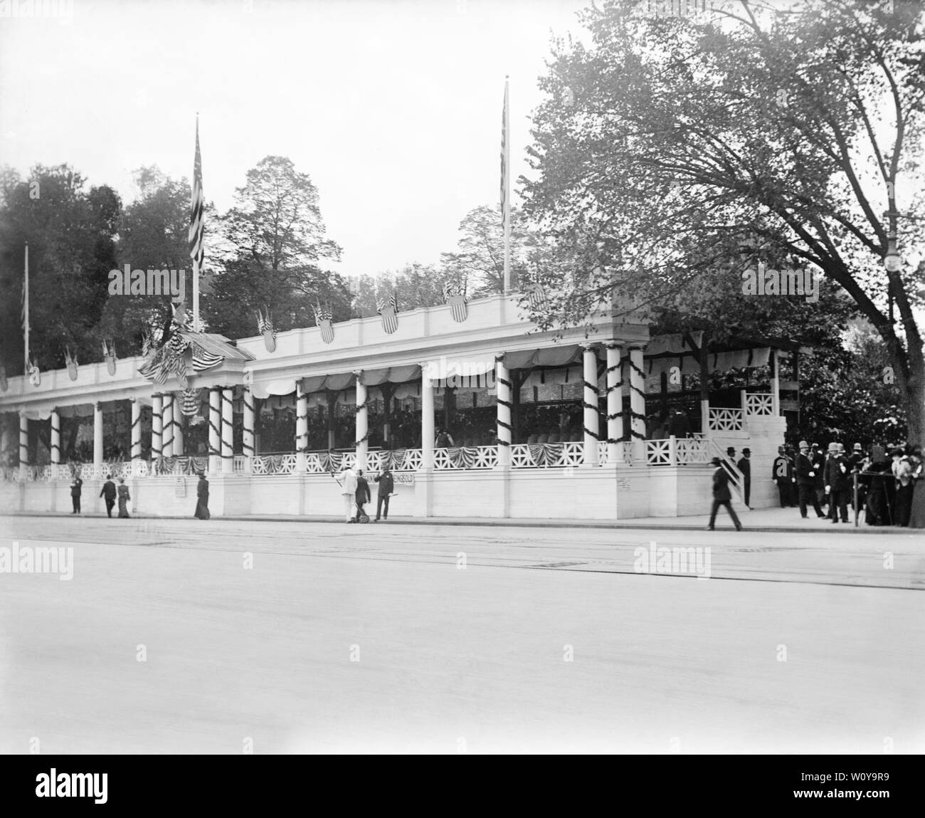 People stand outside government Black and White Stock Photos & Images ...