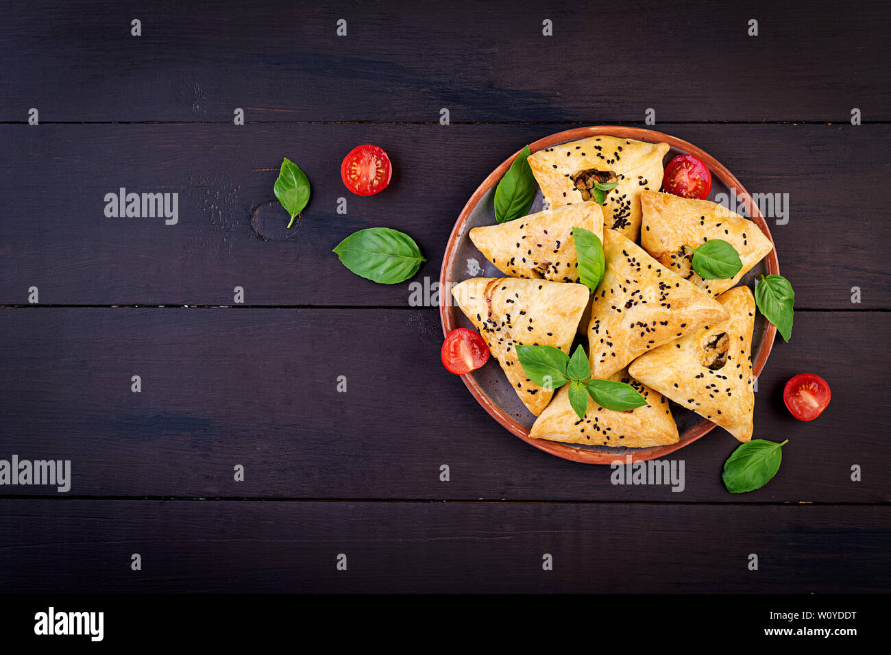 Samosa green background hi-res stock photography and images - Alamy
