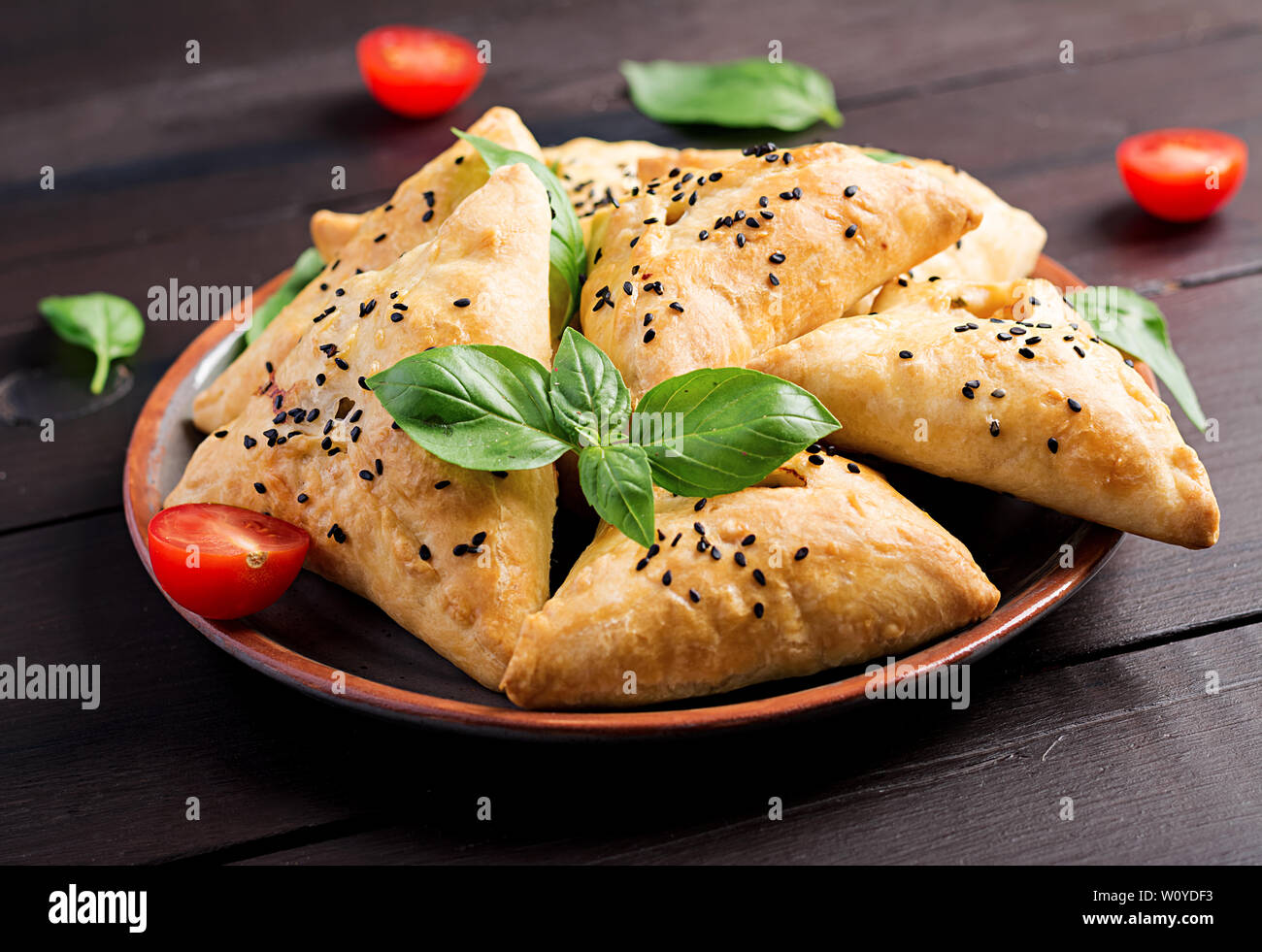 Samosa green background hi-res stock photography and images - Alamy