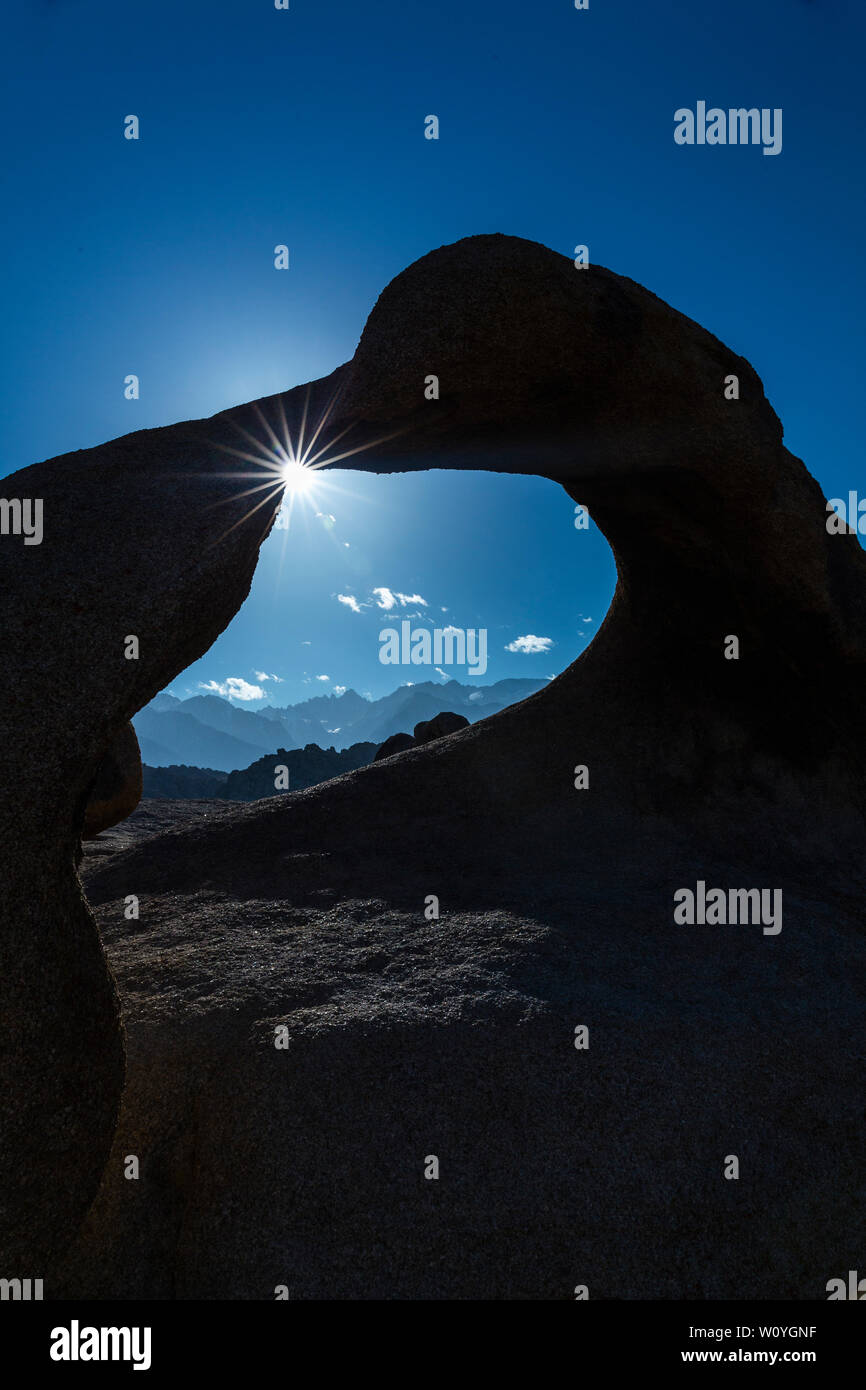 Ancient Arch, Alabama Hills, Owens Valley, Condado de Inyo, California ...