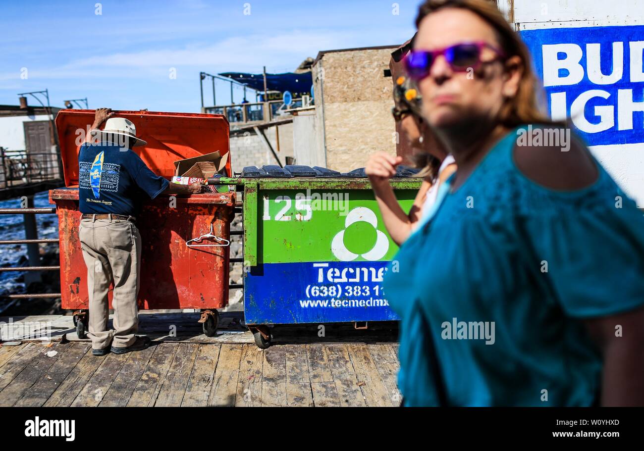 Puerto Peñasco, Sonora, October 20, 2017.- Two American women tourists ...