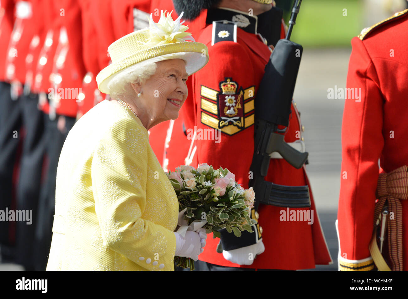 Queen queens guard hi-res stock photography and images - Alamy