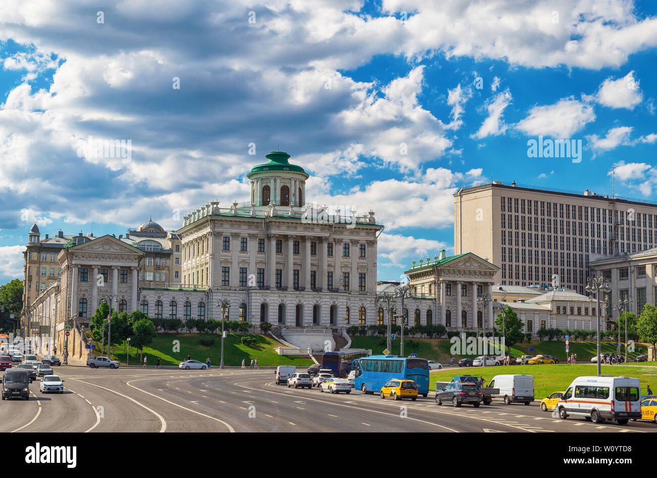 Neoclassical mansion hi-res stock photography and images - Alamy