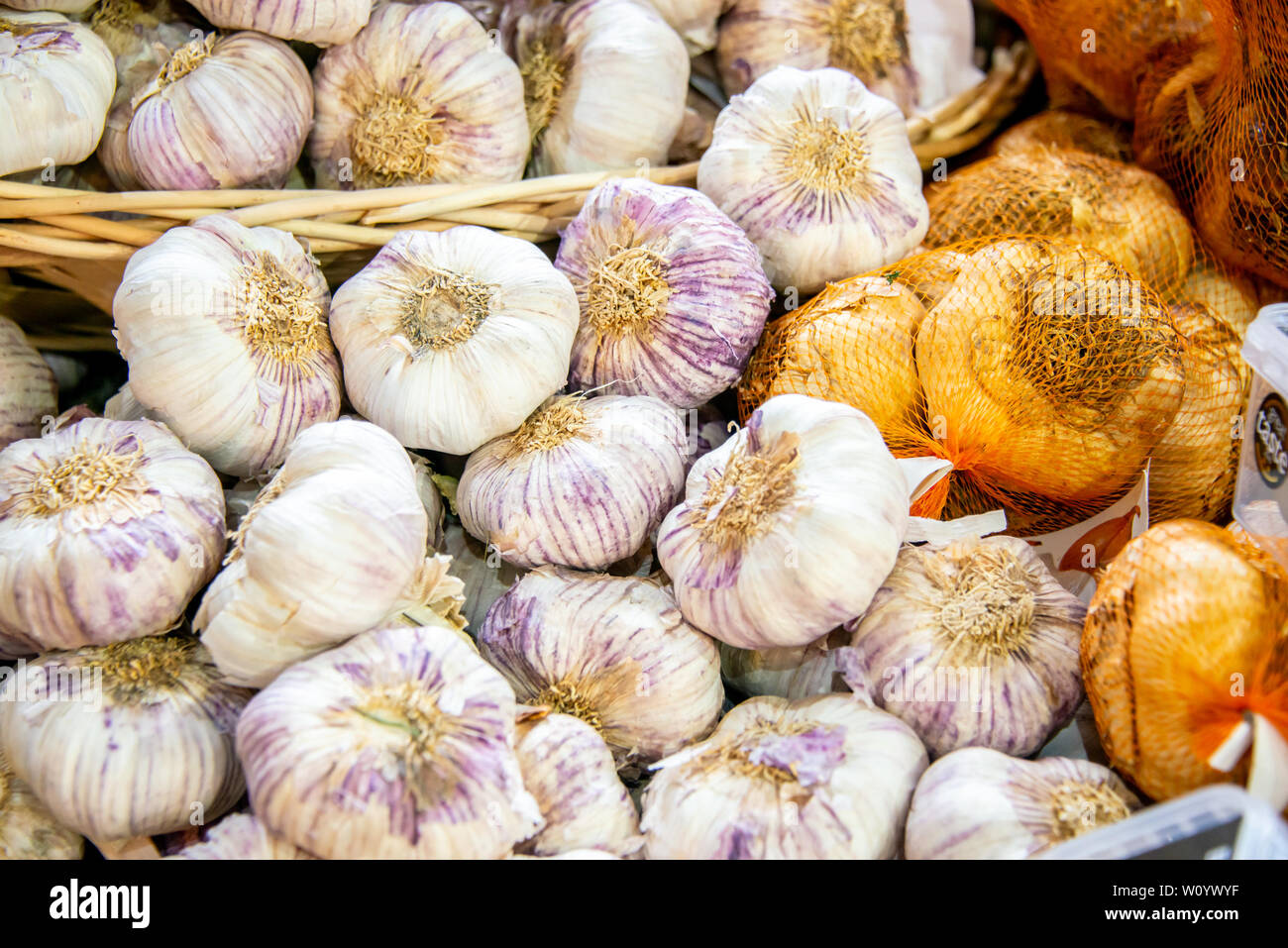 Garlic at the market display stall Stock Photo - Alamy