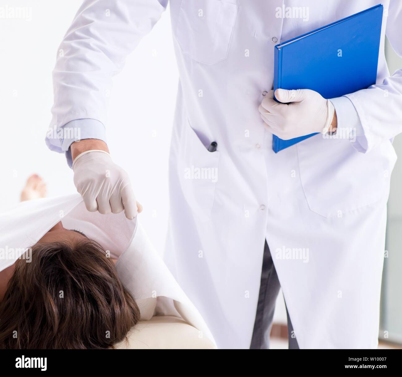 Police coroner examining dead body corpse in morgue Stock Photo - Alamy
