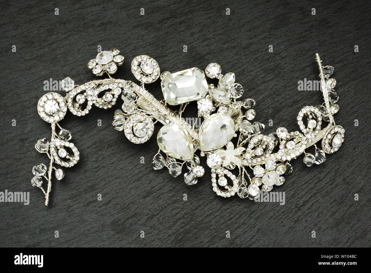 Gold broaches hi-res stock photography and images - Alamy