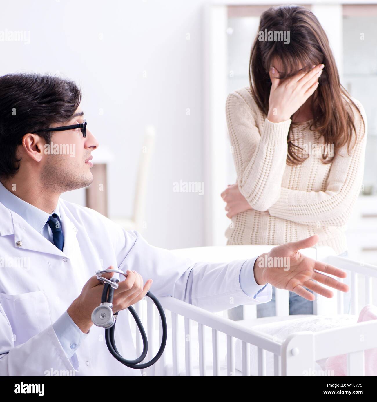 Doctor explaining to young mother Stock Photo - Alamy