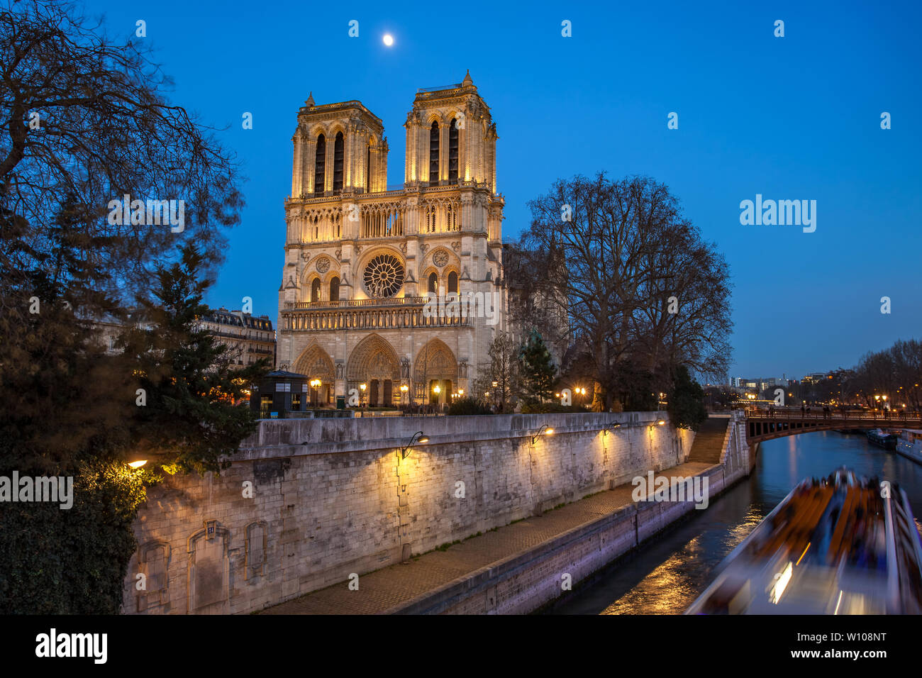 Notre dame paris night moon seine hi-res stock photography and images ...