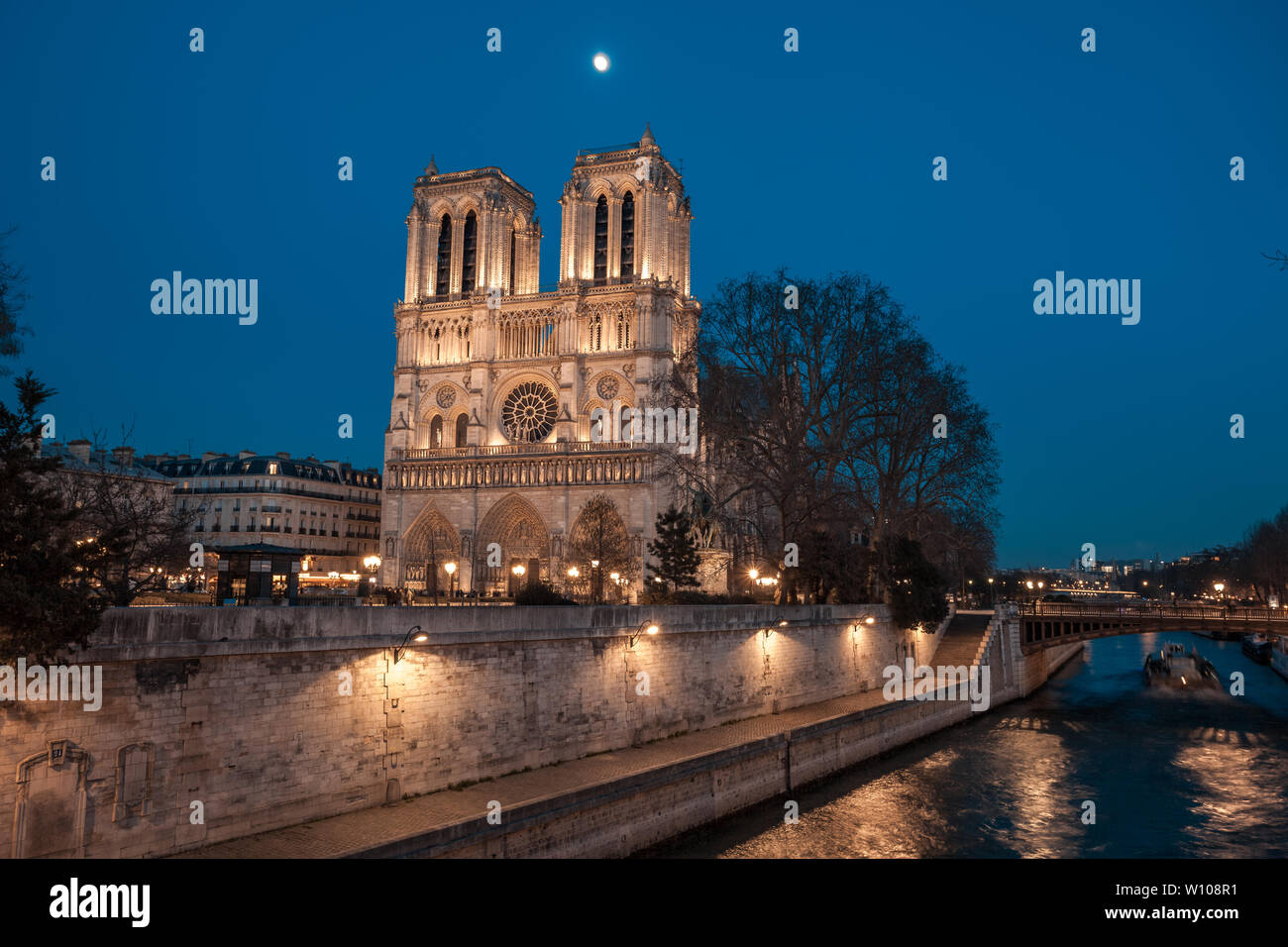 Notre dame paris night moon seine hi-res stock photography and images ...