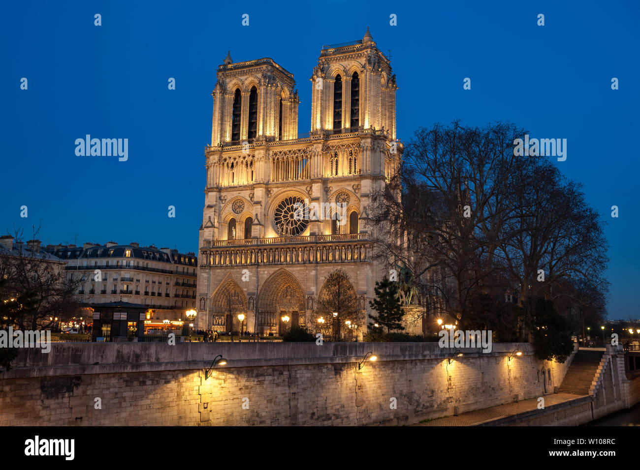 Notre dame paris night moon seine hi-res stock photography and images ...