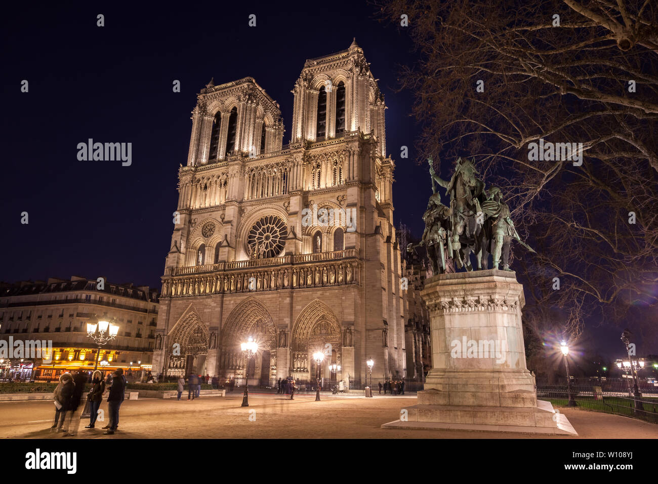 Notre dame paris night moon seine hi-res stock photography and images ...