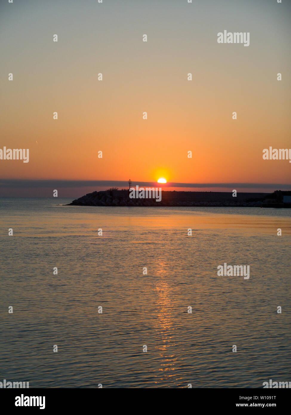 Rising sun and rocks hi-res stock photography and images - Alamy