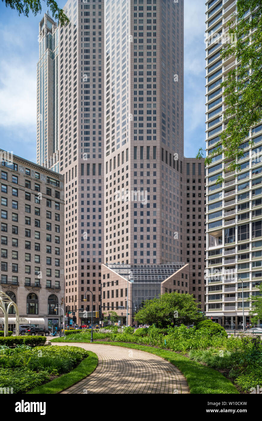Residential building on Lake Shore Drive Stock Photo - Alamy