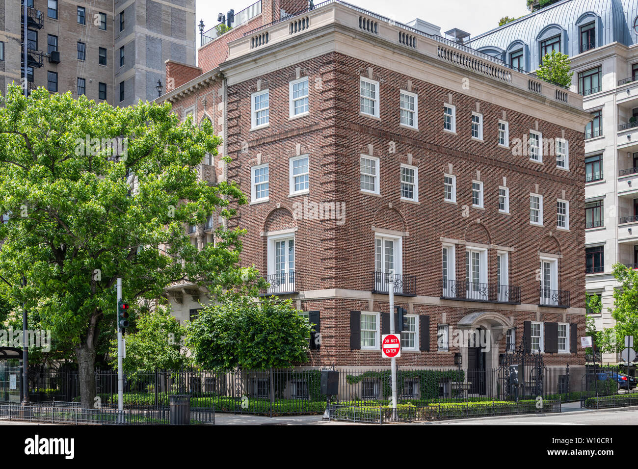 High rise building mansions hi-res stock photography and images - Alamy