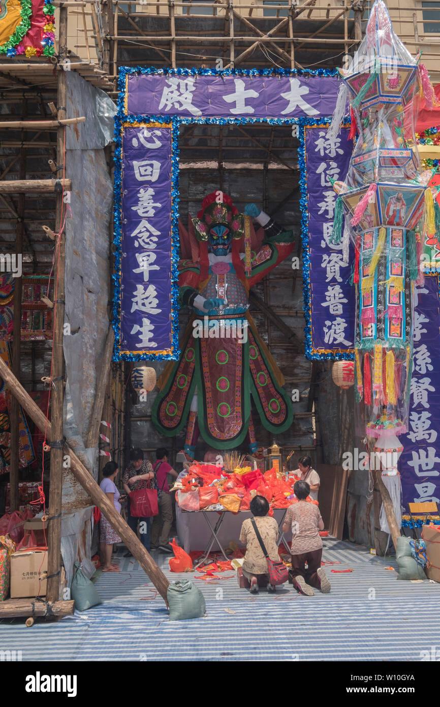 People pray for the Ghost King (Da-shi) in Chinese Hungry Ghost (Yu Lan ...