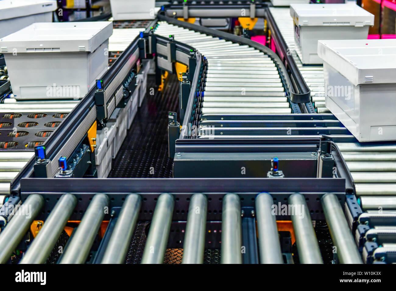 Conveyor belt boxes hi-res stock photography and images - Alamy