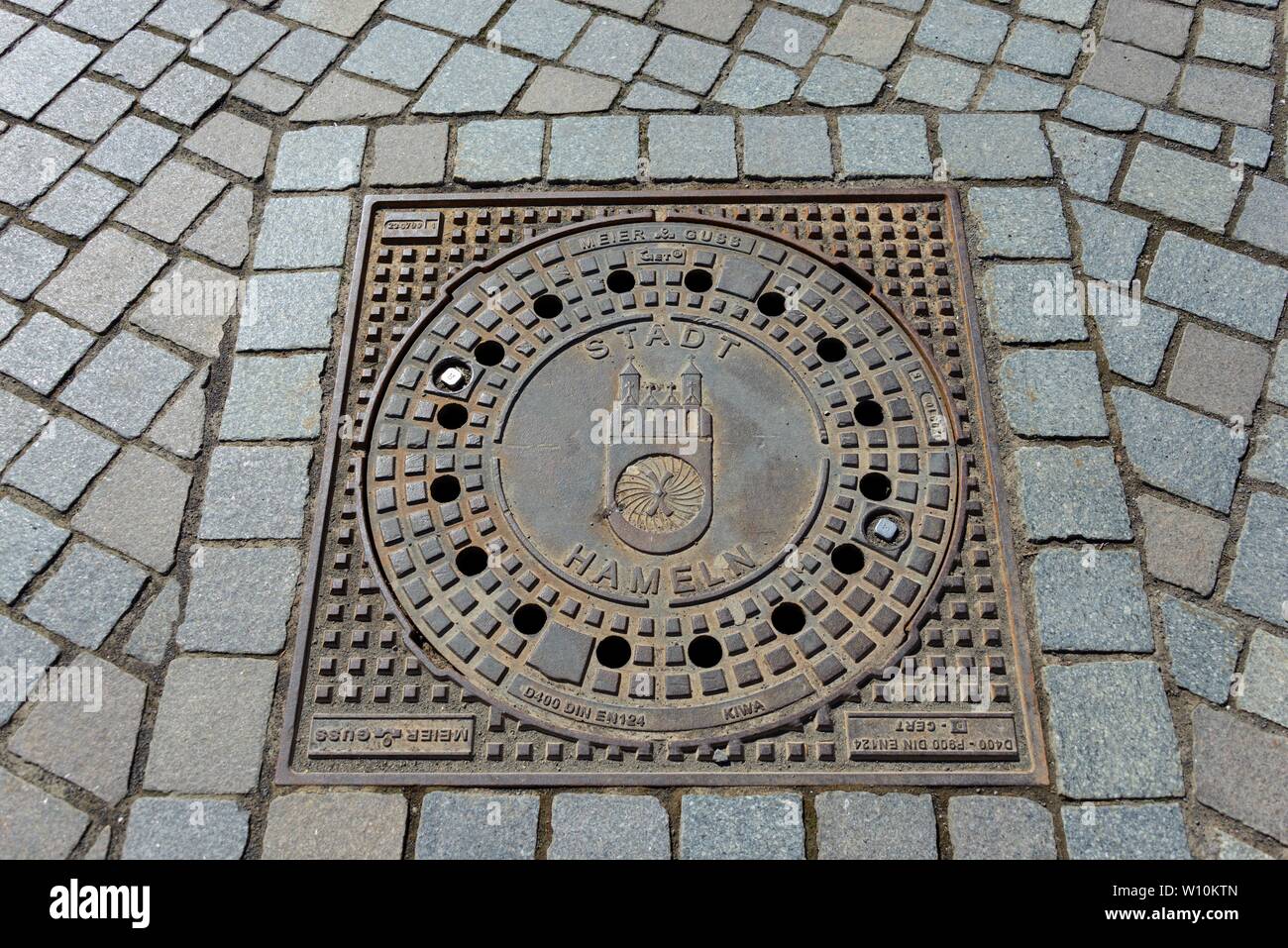 Gully cover hi-res stock photography and images - Alamy