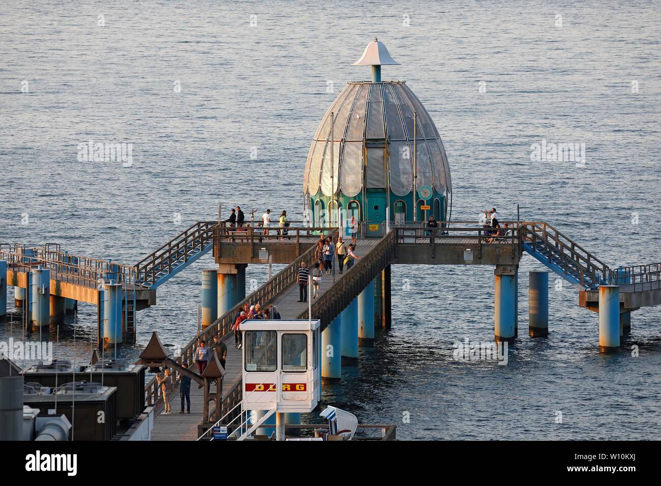 Diving bell at the sea bridge sellin hi-res stock photography and ...