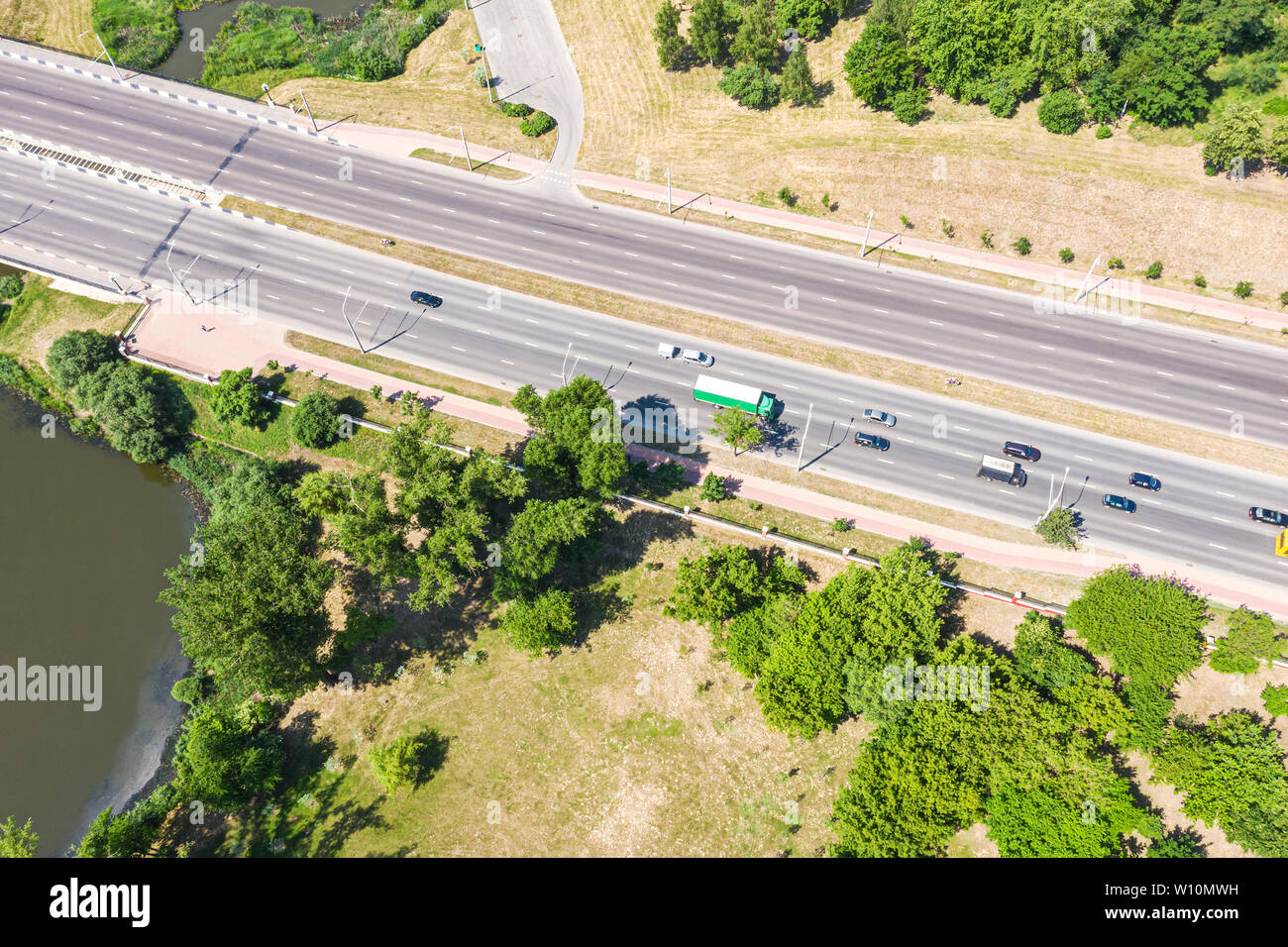 Road moving cars top bridge hi-res stock photography and images - Alamy