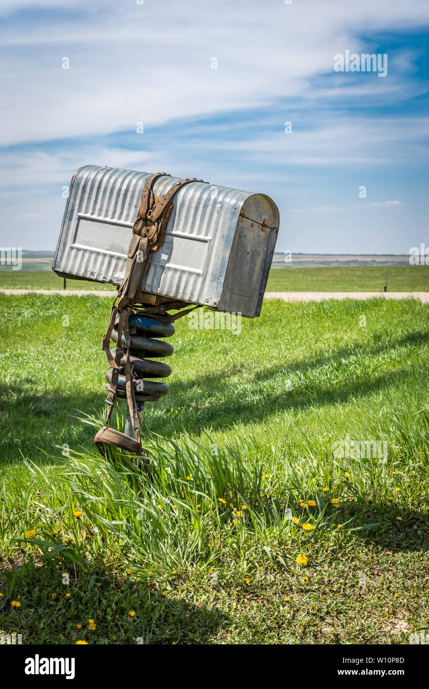 Letter box in tall grass hi-res stock photography and images - Alamy