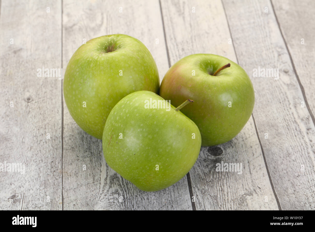 Green ripe sweet juicy apple Stock Photo - Alamy