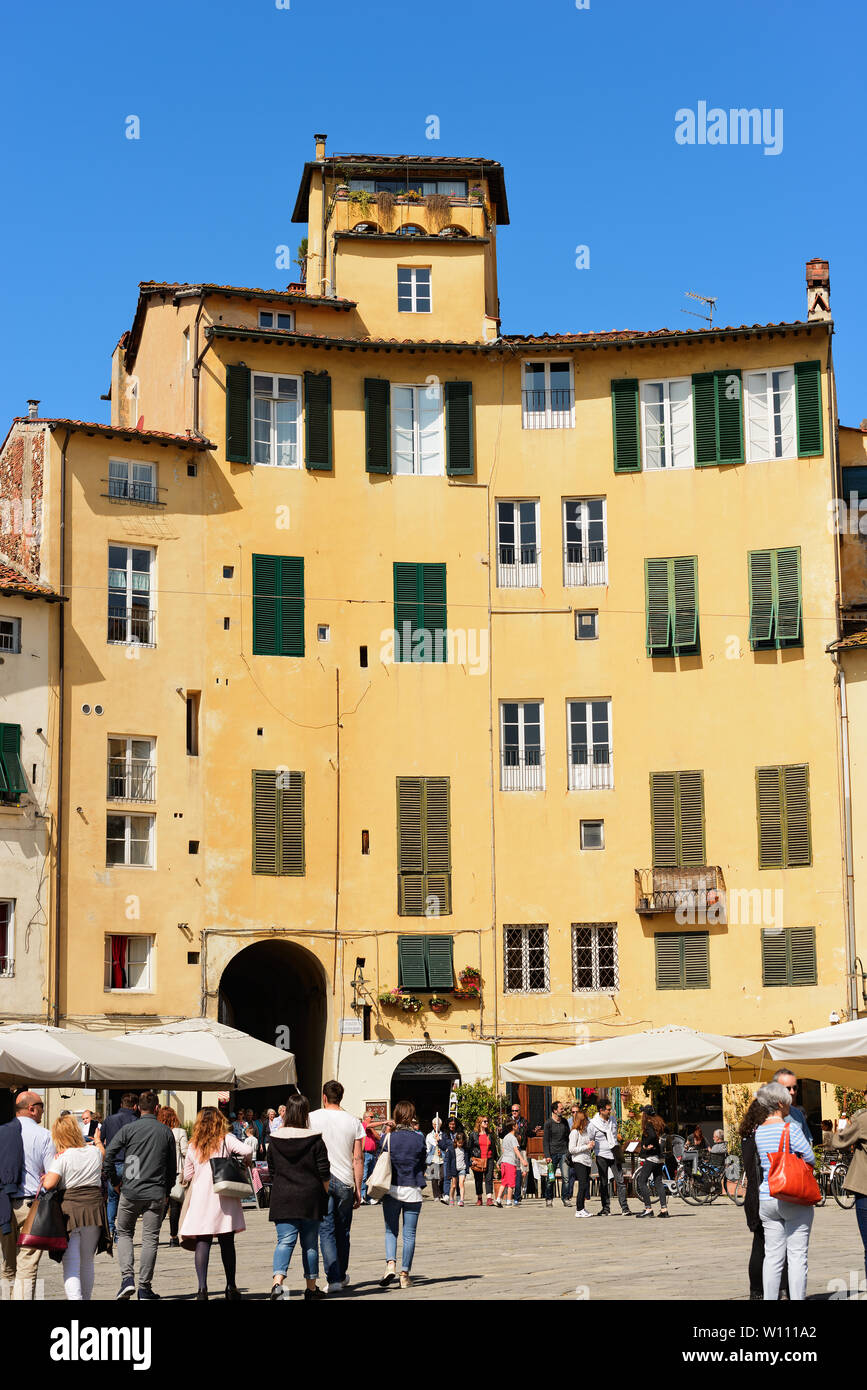 Tourists visit the ancient Town square (Piazza dell'Anfiteatro ...