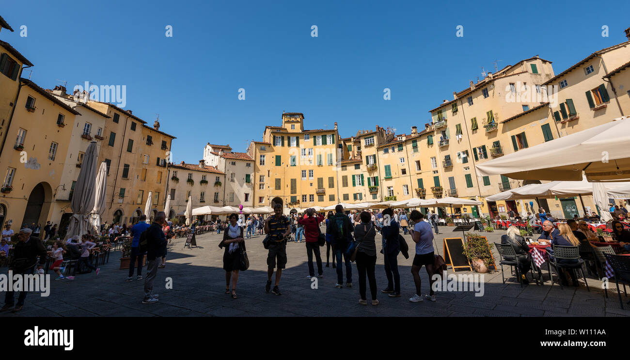Tourists visit the ancient Town square (Piazza dell'Anfiteatro ...