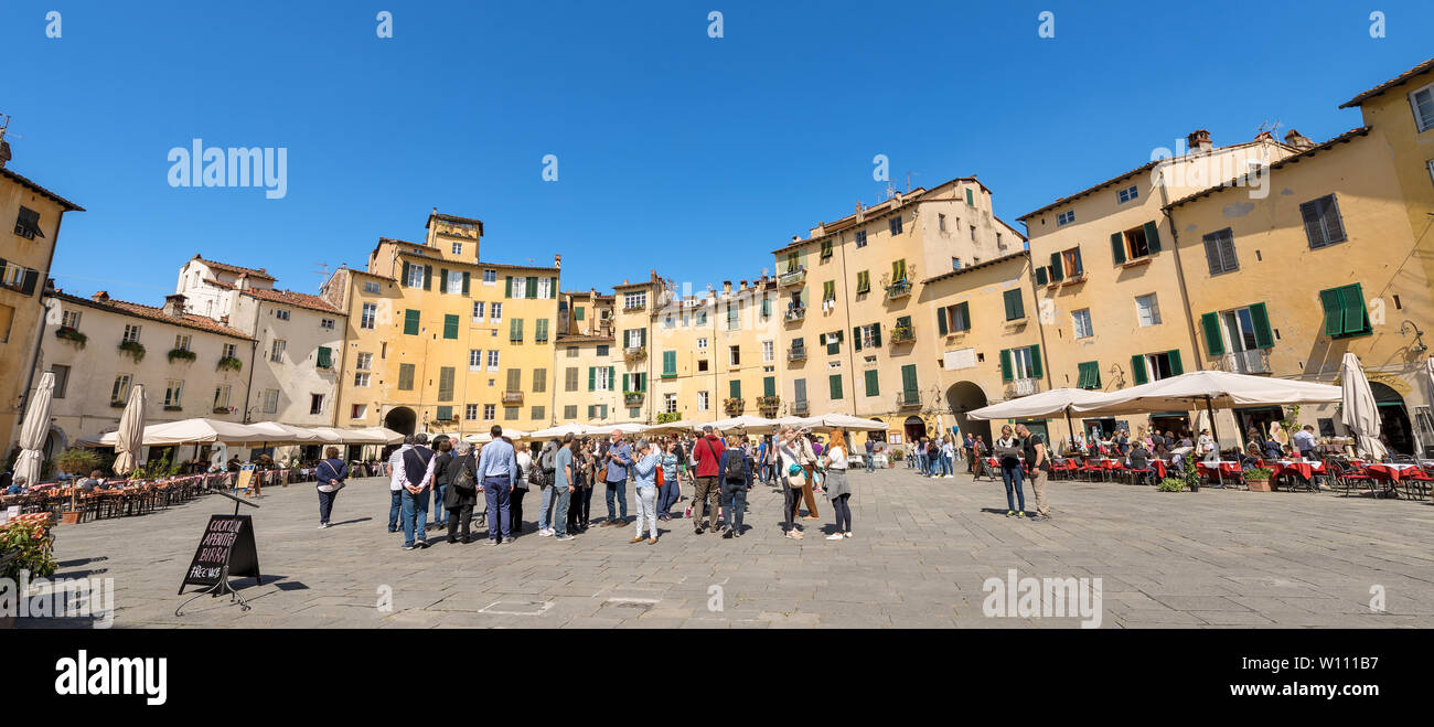 Tourists visit the ancient Town square (Piazza dell'Anfiteatro ...