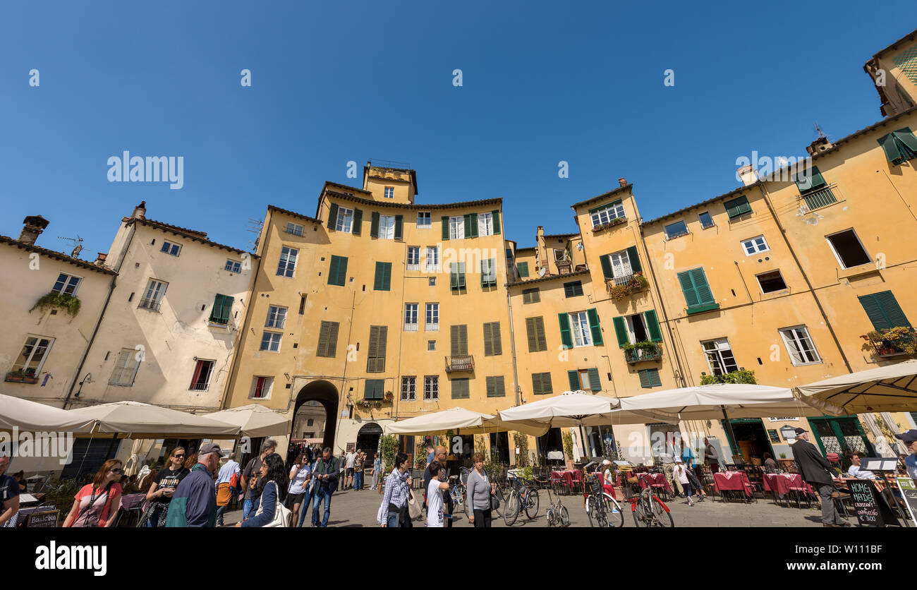 Tourists visit the ancient Town square (Piazza dell'Anfiteatro ...