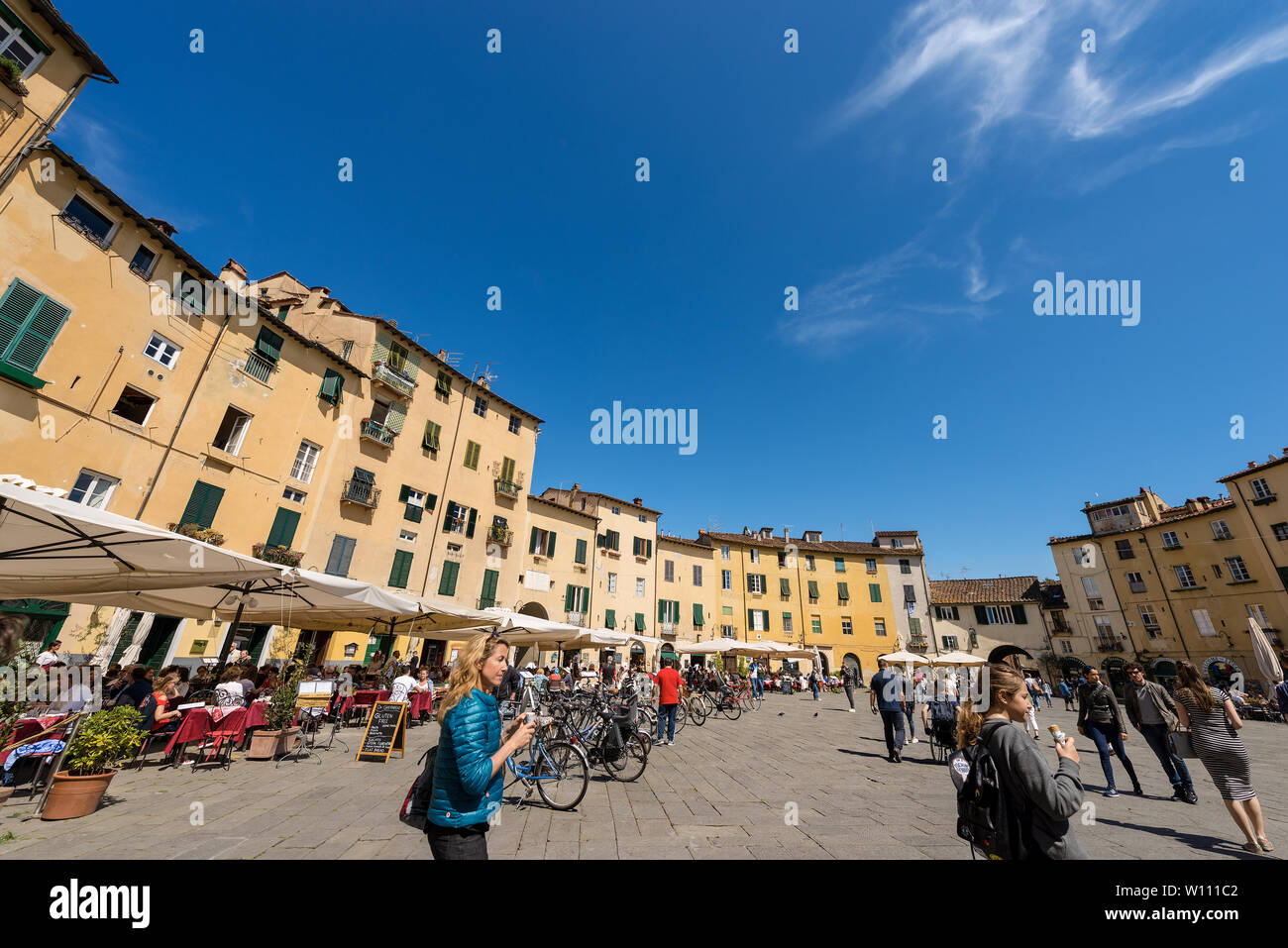 Tourists visit the ancient Town square (Piazza dell'Anfiteatro ...