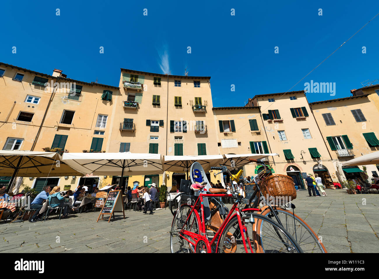 Tourists visit the ancient Town square (Piazza dell'Anfiteatro ...