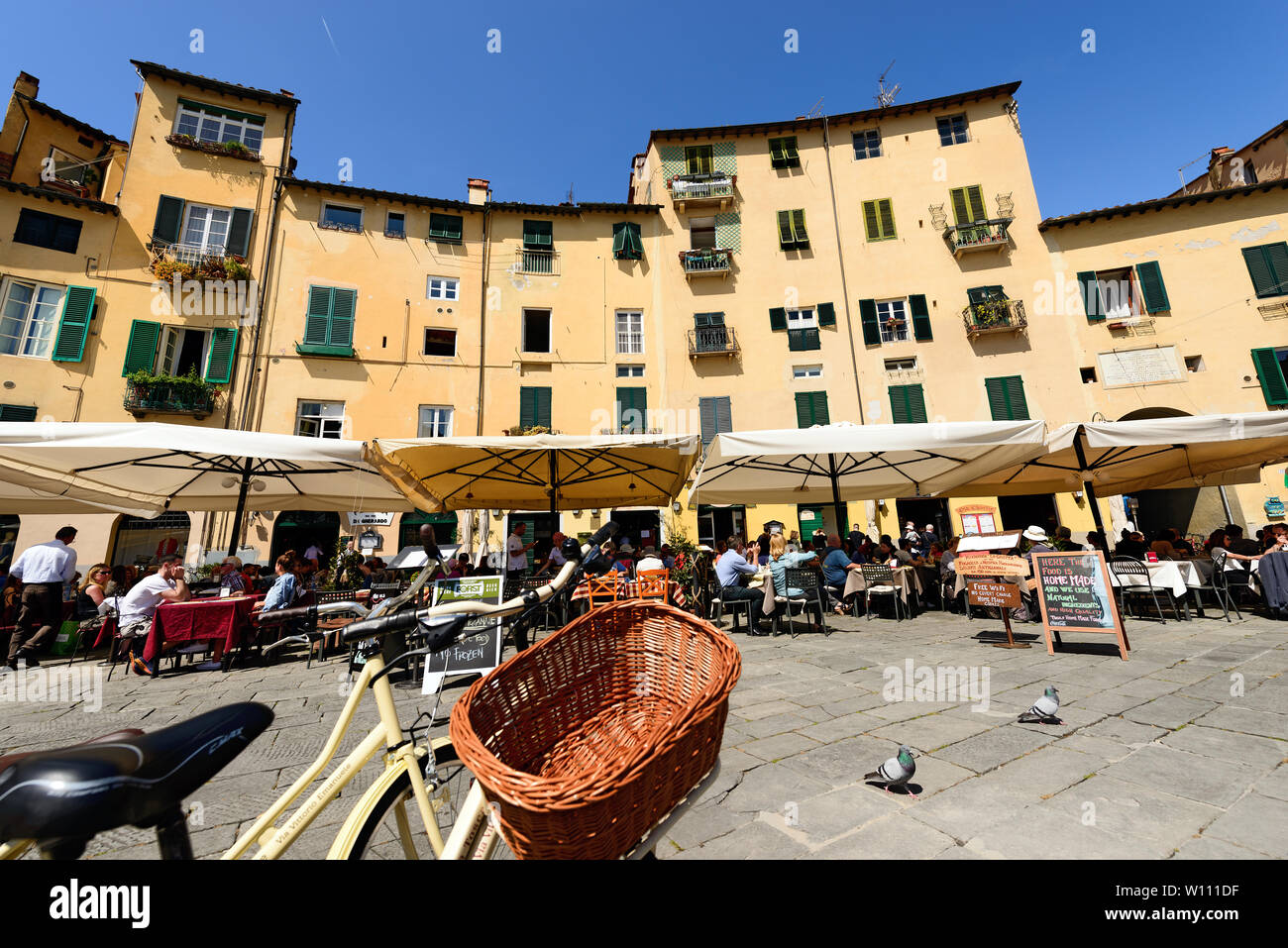 Tourists visit the ancient Town square (Piazza dell'Anfiteatro ...