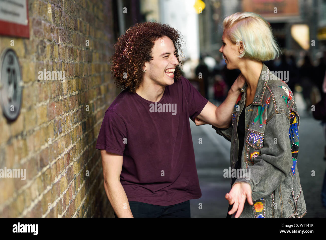 Teenagers talking street hi-res stock photography and images - Alamy