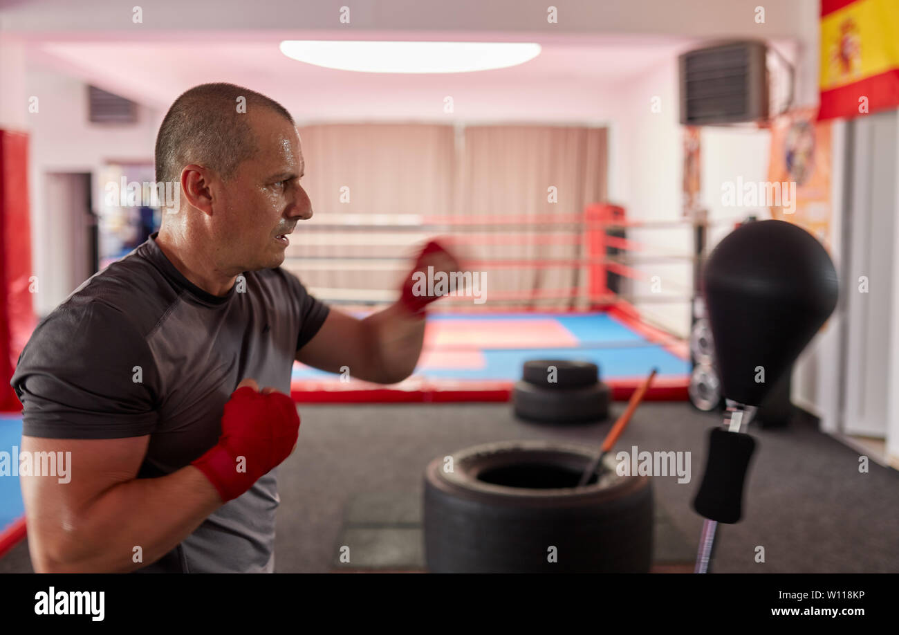 Boxing punchbag black hi-res stock photography and images - Alamy