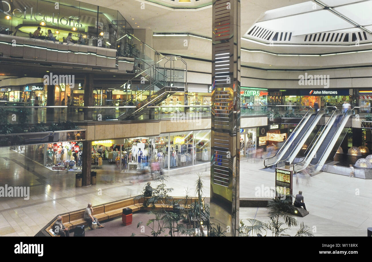 Shopping mall interior 1980s hi-res stock photography and images - Alamy