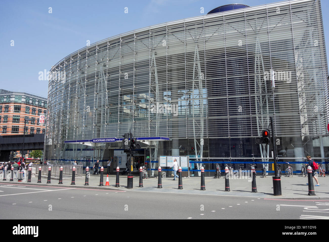 Blackfriars tube station hi-res stock photography and images - Alamy