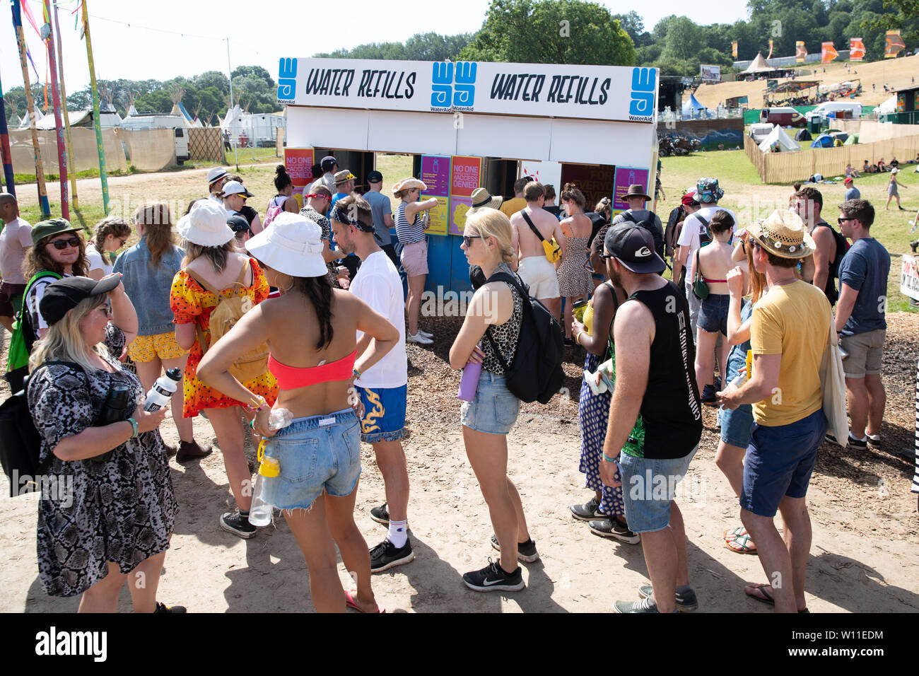 Queue festival goers glastonbury festival uk hi-res stock photography ...