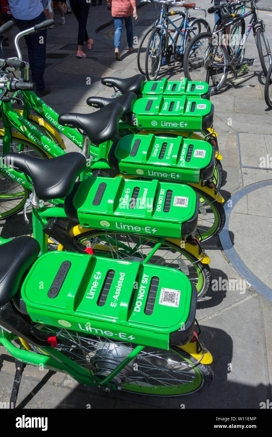 Lime electric bicycles hi-res stock photography and images - Alamy